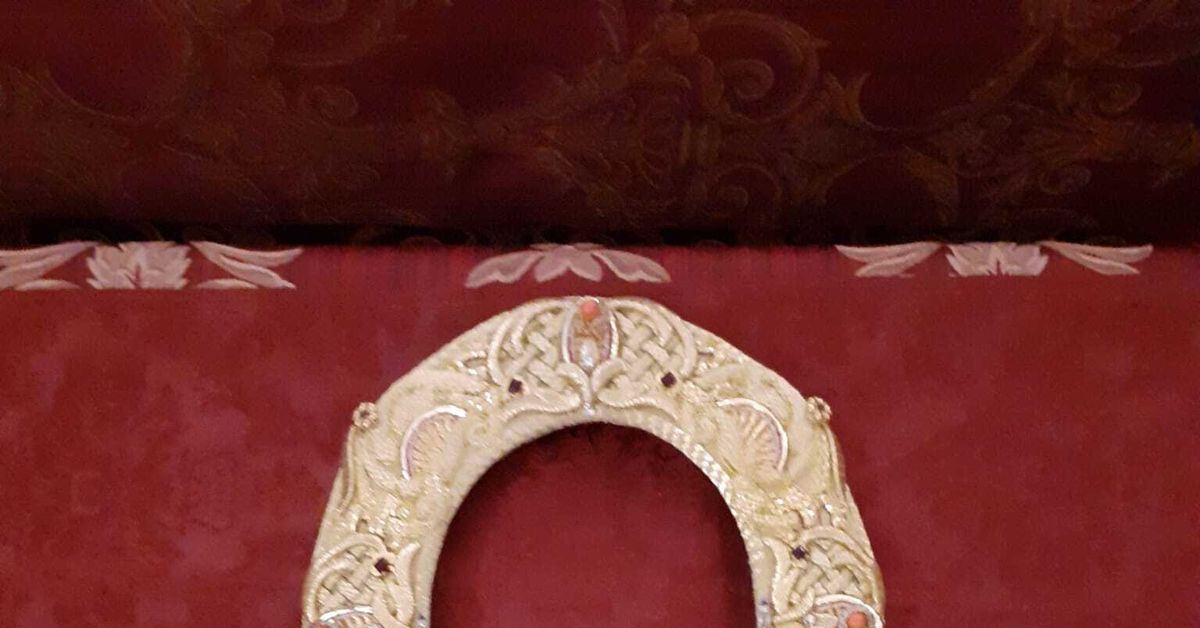 Patrona de Cádiz: Nuevo rostrillo bordado en oro para la Virgen del Rosario