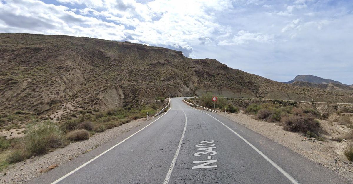 Trasladan al hospital a un hombre herido tras precipitarse unos 20 metros con su vehículo en ...