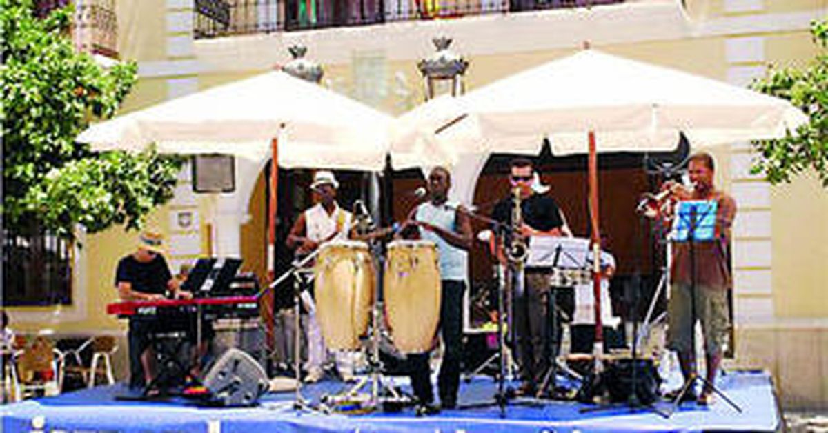 El grupo Cubop y su latin jazz llenan de música el centro de Almuñécar