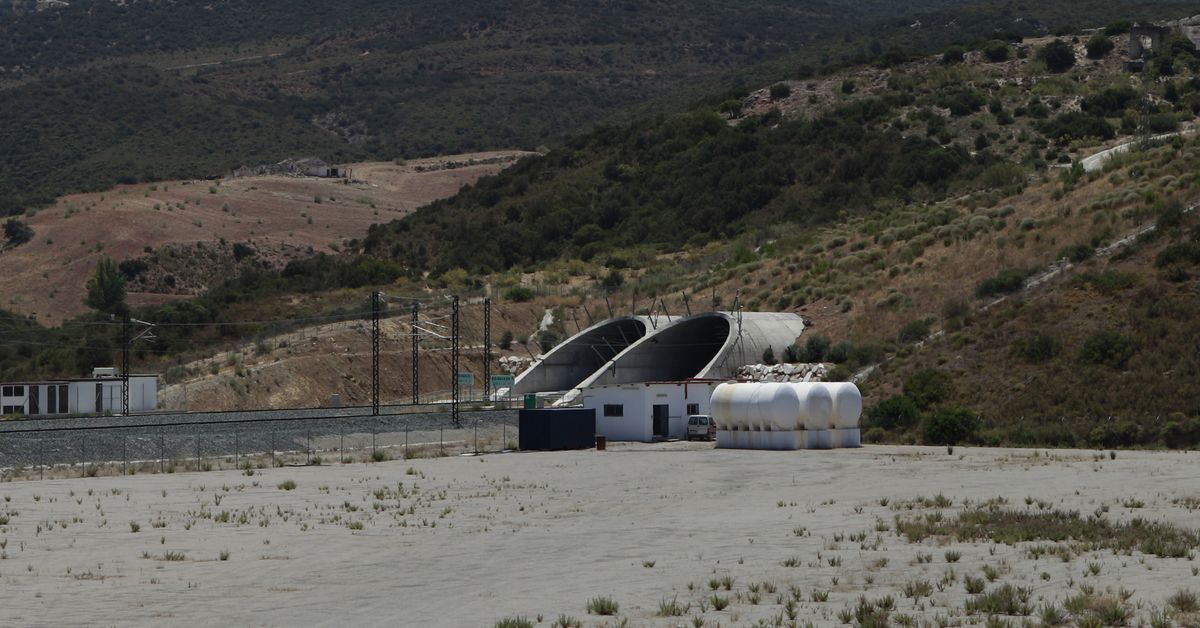 Adif aún no tiene fecha para arreglar el túnel del AVE en Abdalajís que ...