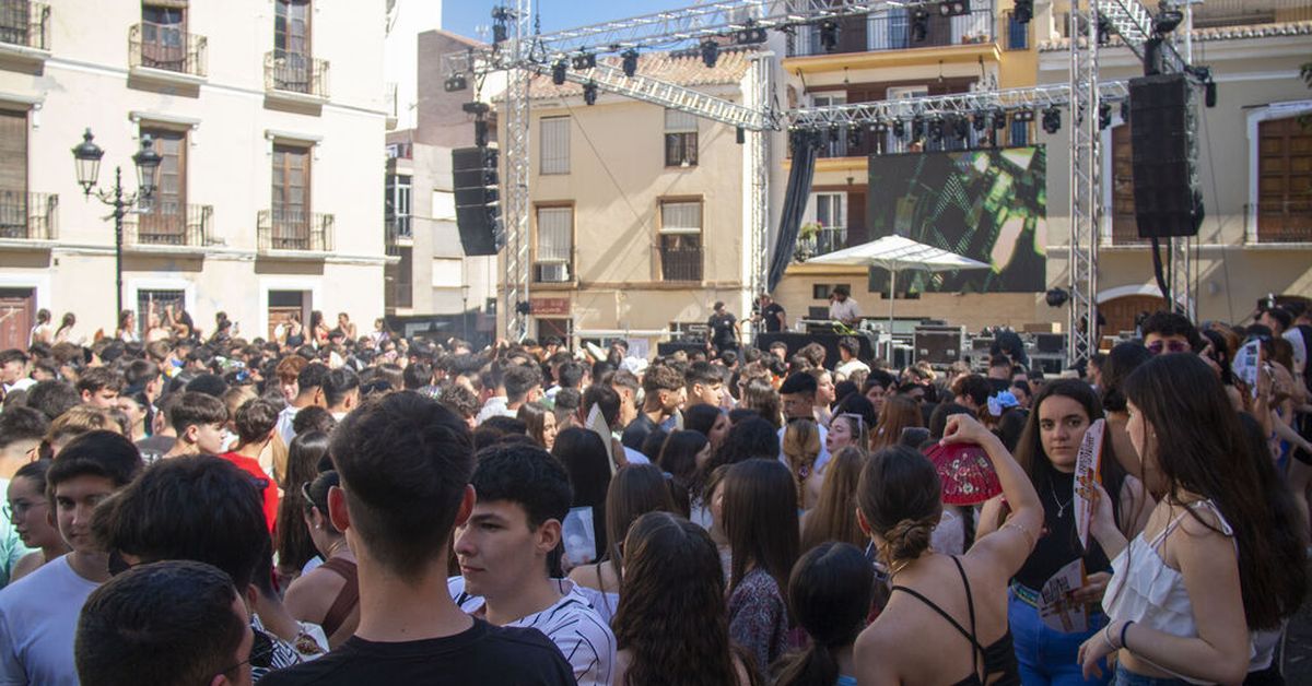 La Costa disfruta de las Cruces a ritmo de sevillanas, bulerías, Bad ...