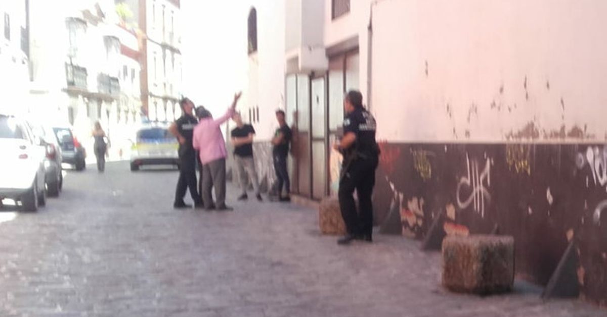 Sorprendidos dos menores robando el pato de la Pila del Pato