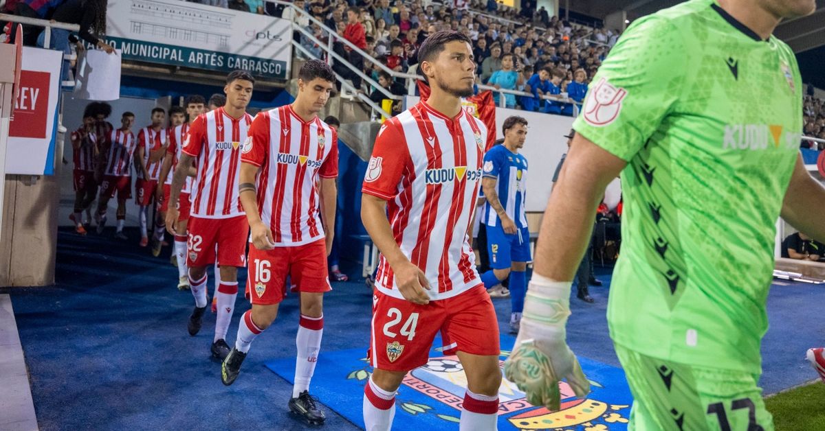 El Almería, a la espera de resolver el futuro de Lucas Robertone