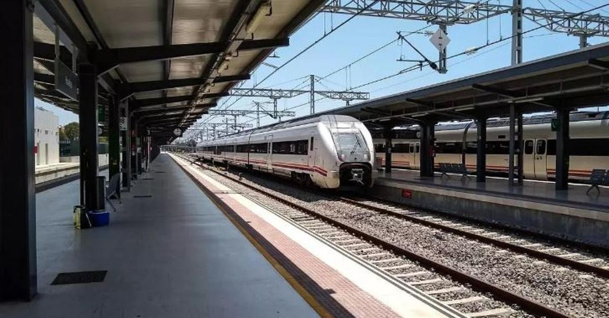 Restablecida la circulación de tren entre Escacena y La Palama tras extinguirse el incendio ...