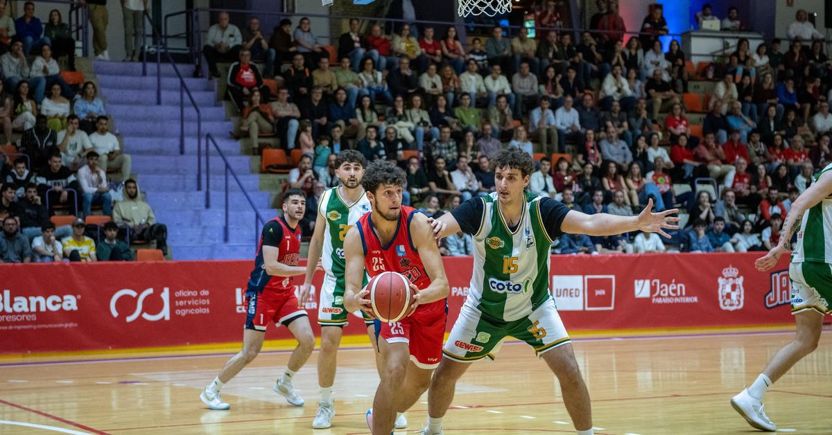 Iván Casas y Juan José Valero, primeras renovaciones en la plantilla del Jaén CB