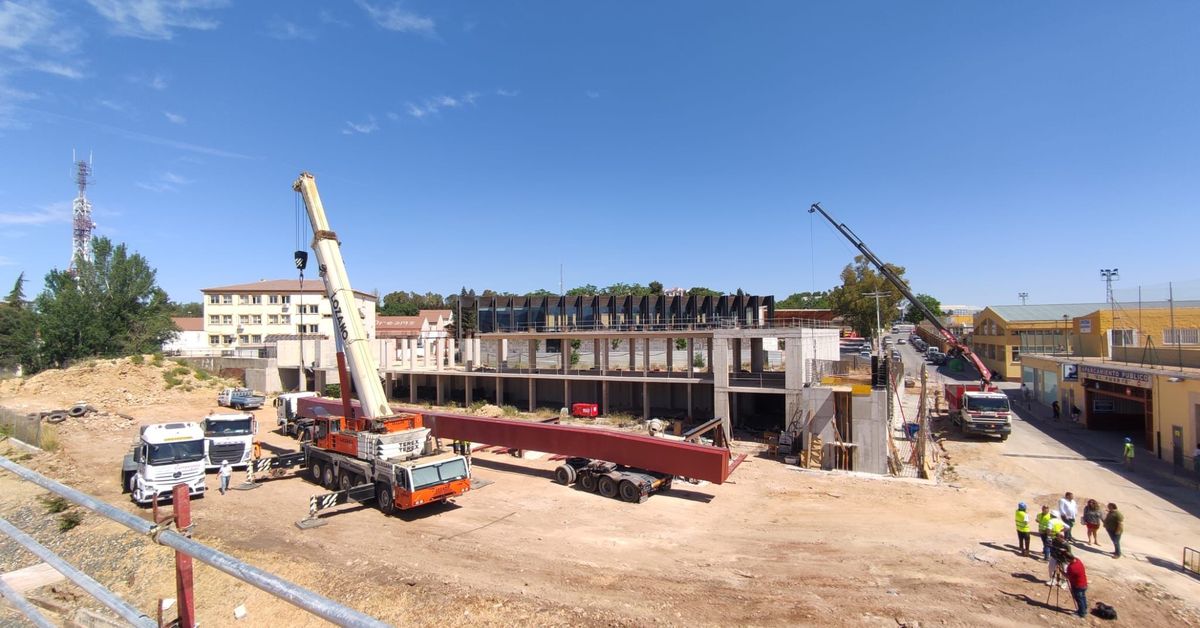 Comienza la instalación de la pasarela peatonal sobre la vía del tren ...