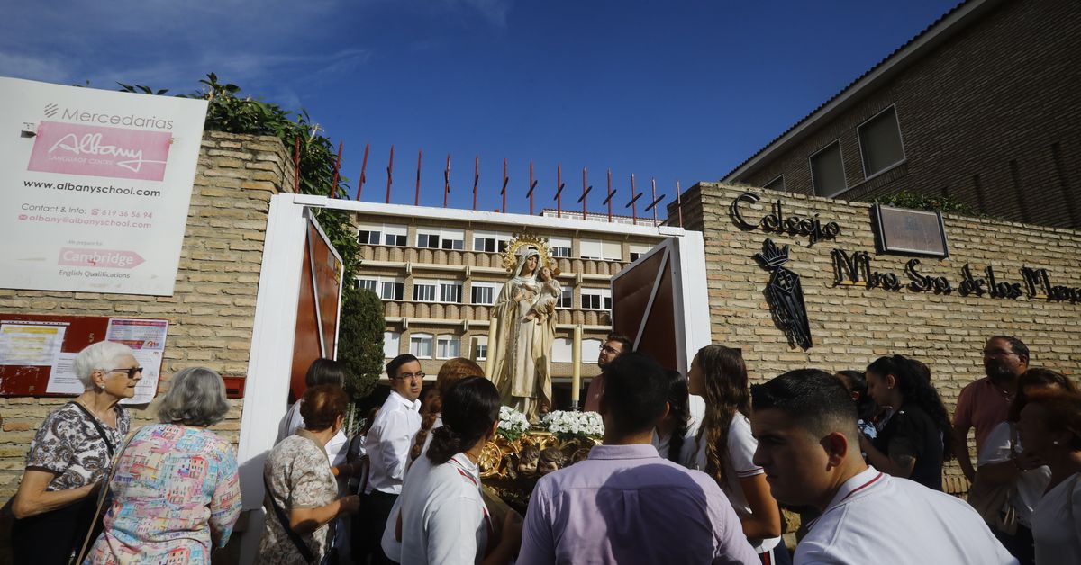 La procesión del colegio Mercedarias de Córdoba con la Virgen de la ...