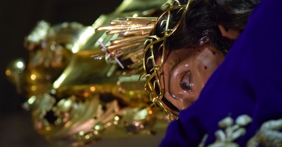 Todas las cruces son flores y al alba han de fenecer