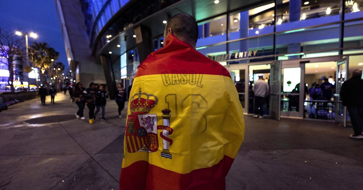 Una "marea dorada" en Los Ángeles para homenajear a Pau Gasol