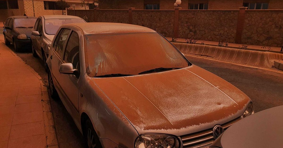 Almería despierta cubierta de arena: segundo día de calima