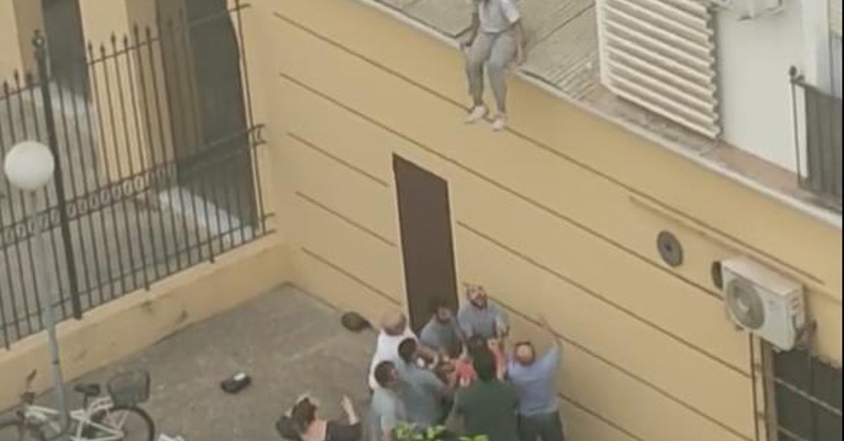 Una mujer salta desde un primer piso con su gato para escapar de las llamas de su vivienda en Jerez