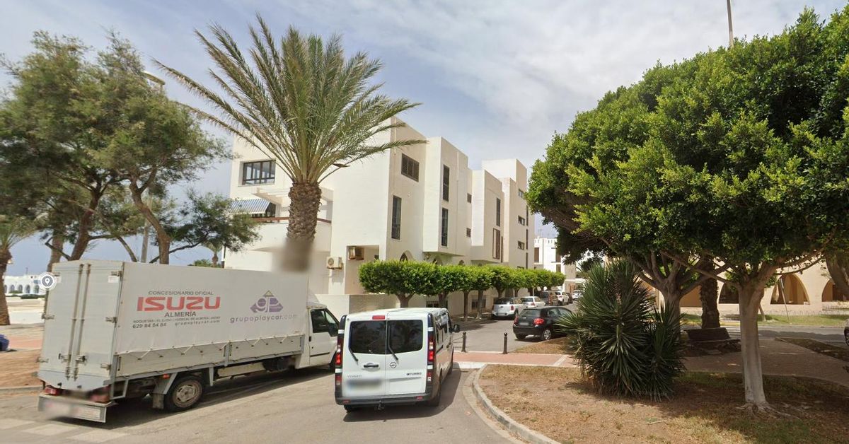 Muere una mujer de 85 años tras caer desde un segundo piso en Almerimar