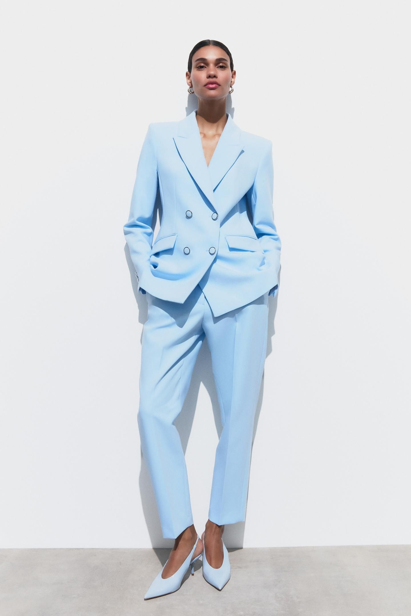 Zara tiene el traje de chaqueta perfecto para un look de Domingo de Ramos con zapatos planos ...