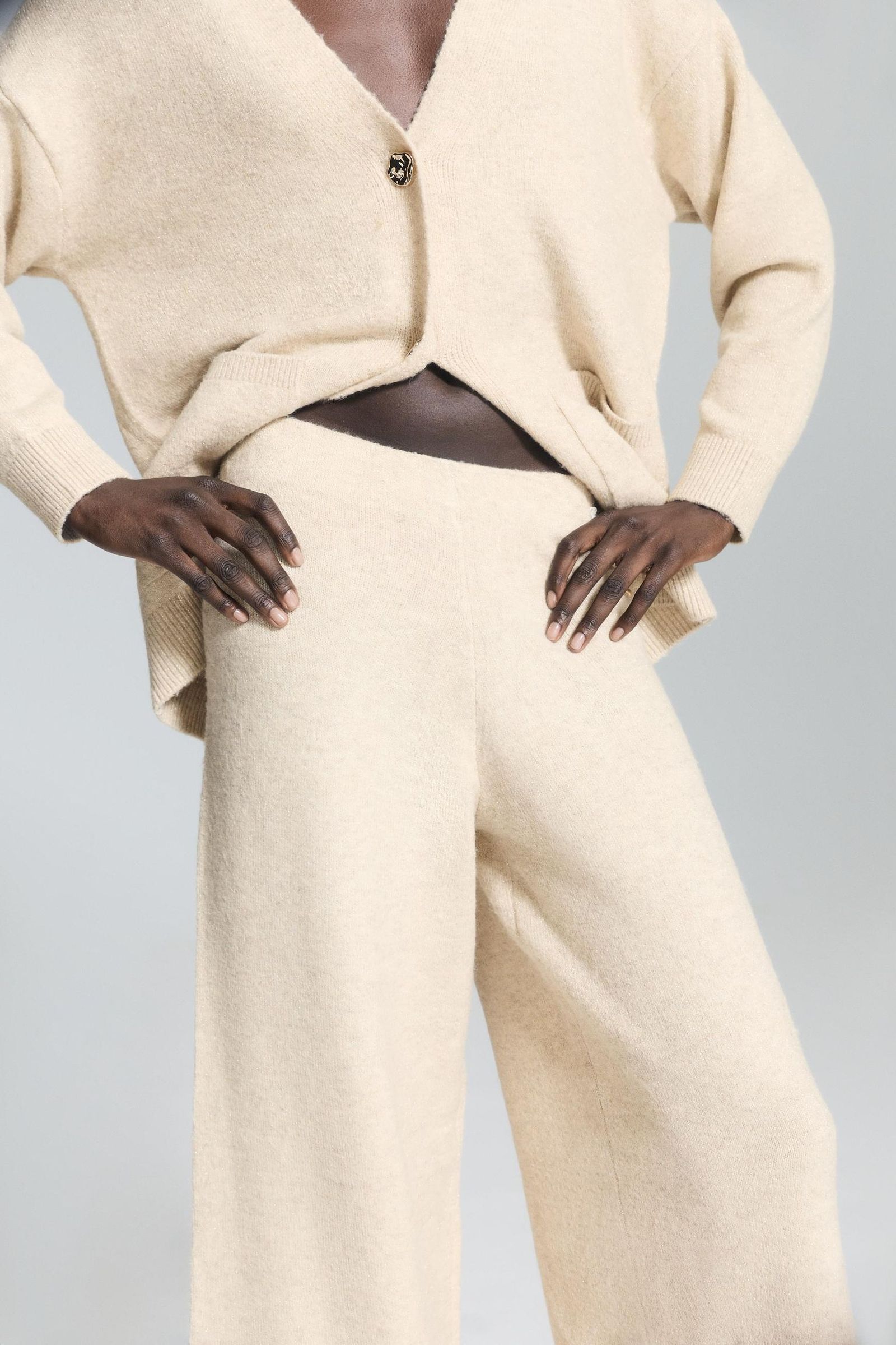 Ya está en Lefties el conjunto de punto calentito y elegante para ...