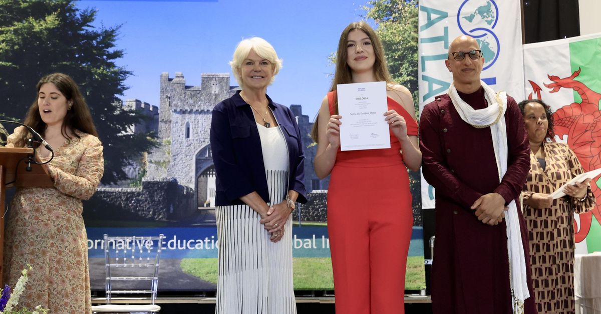 Las fotos de la graduación de la infanta Sofía en Gales y su ...