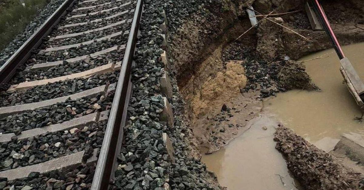 Continúa interrumpida la circulación de trenes por acumulación de agua entre Niebla y San Juan ...