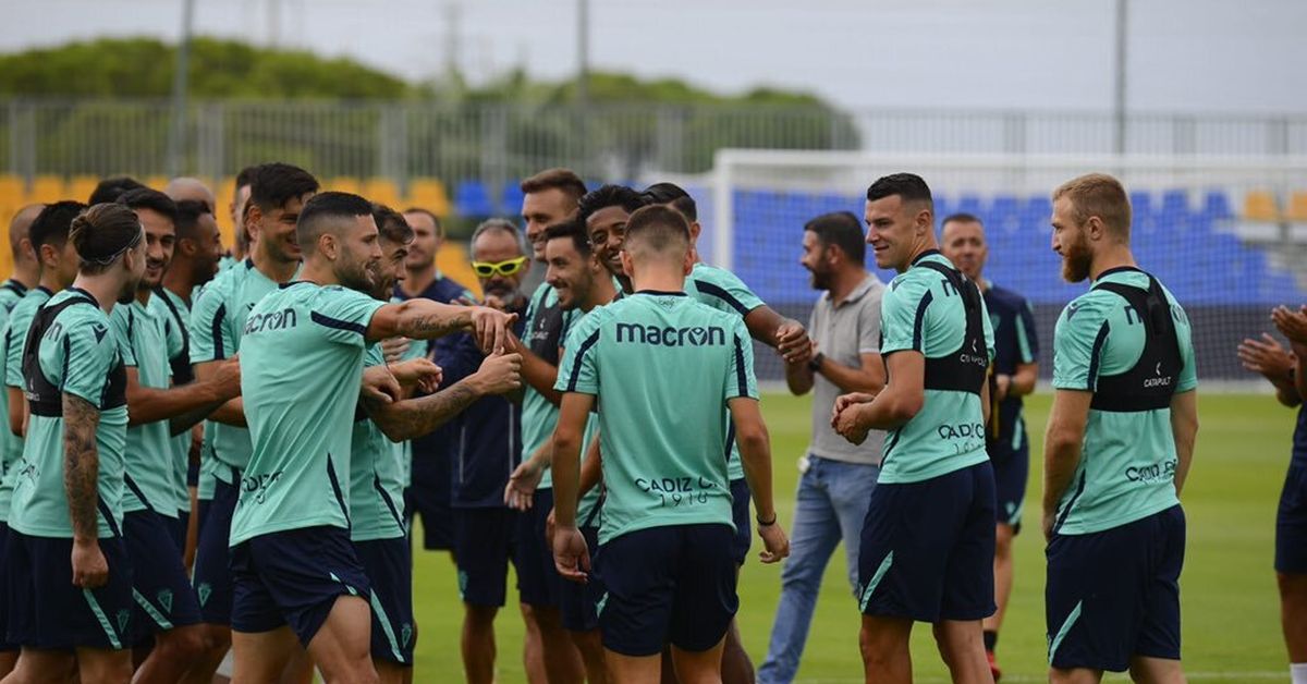 El cariño de la plantilla con Álvaro Bastida