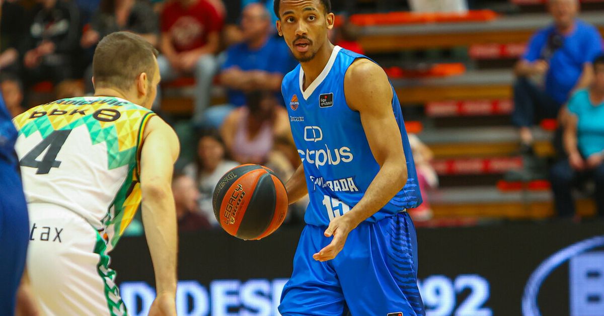 Mehdy Ngouama suple a Matt Thomas en el Covirán Granada