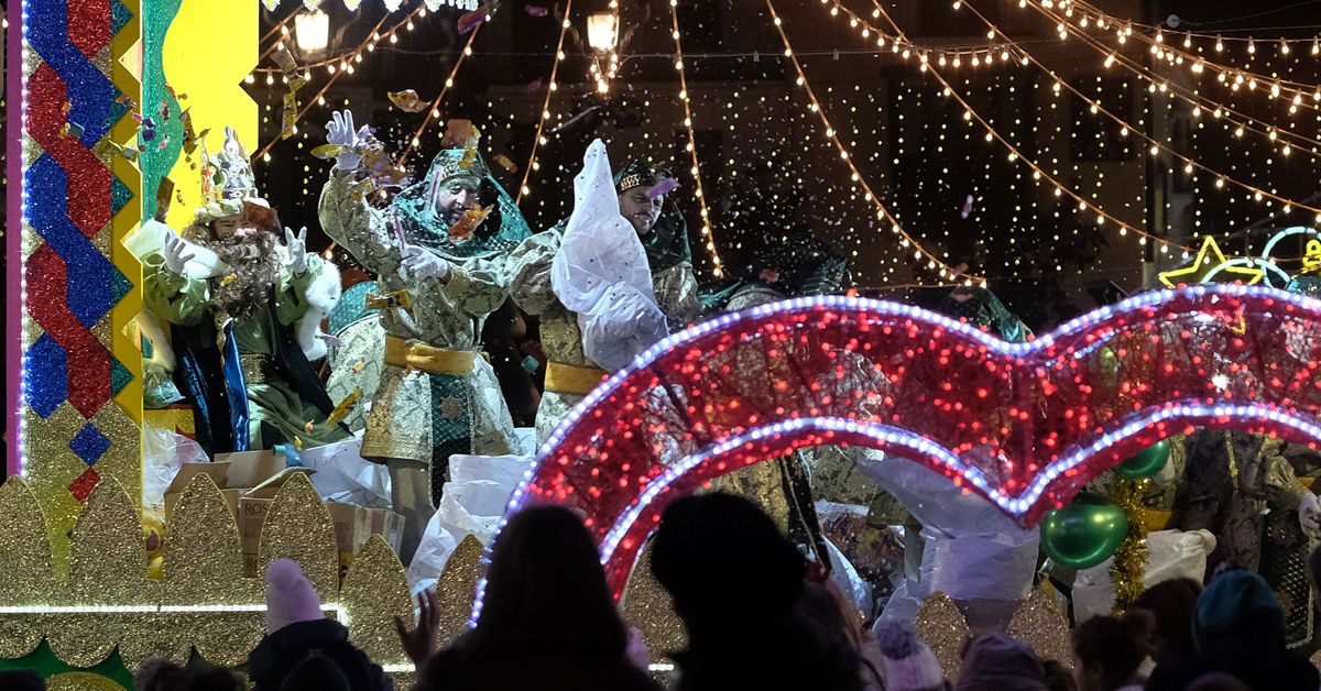 Melchor, Gaspar y Baltasar recorren Ronda entre un intenso frío
