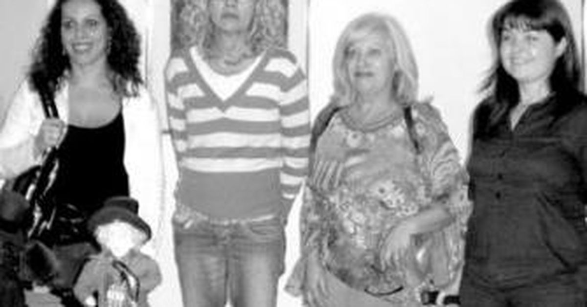 Isabel Raths exhibe sus pinturas y Mamabel sus muñecas en La Tercia