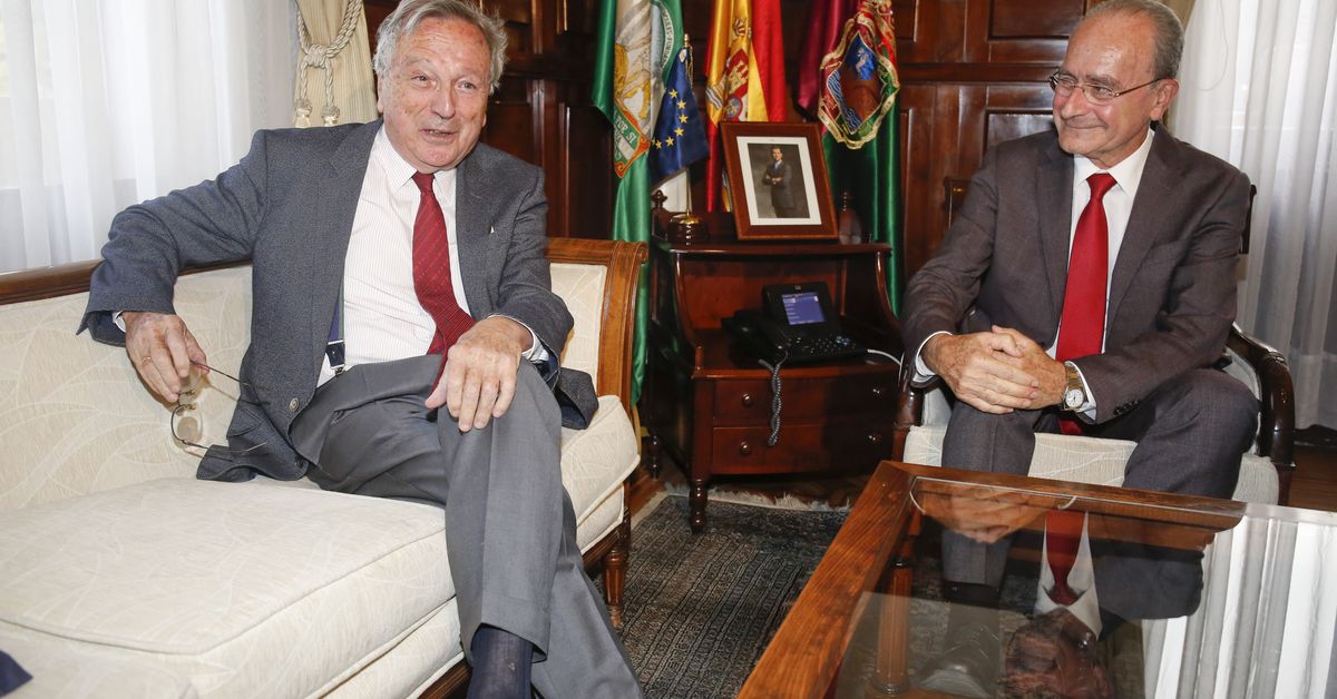 Rafael Moneo visita por vez primera la obra de su hotel en Málaga