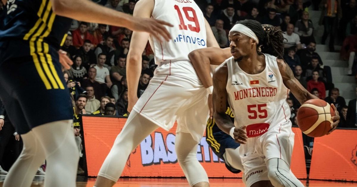 Kendrick Perry se exhibe con Montenegro