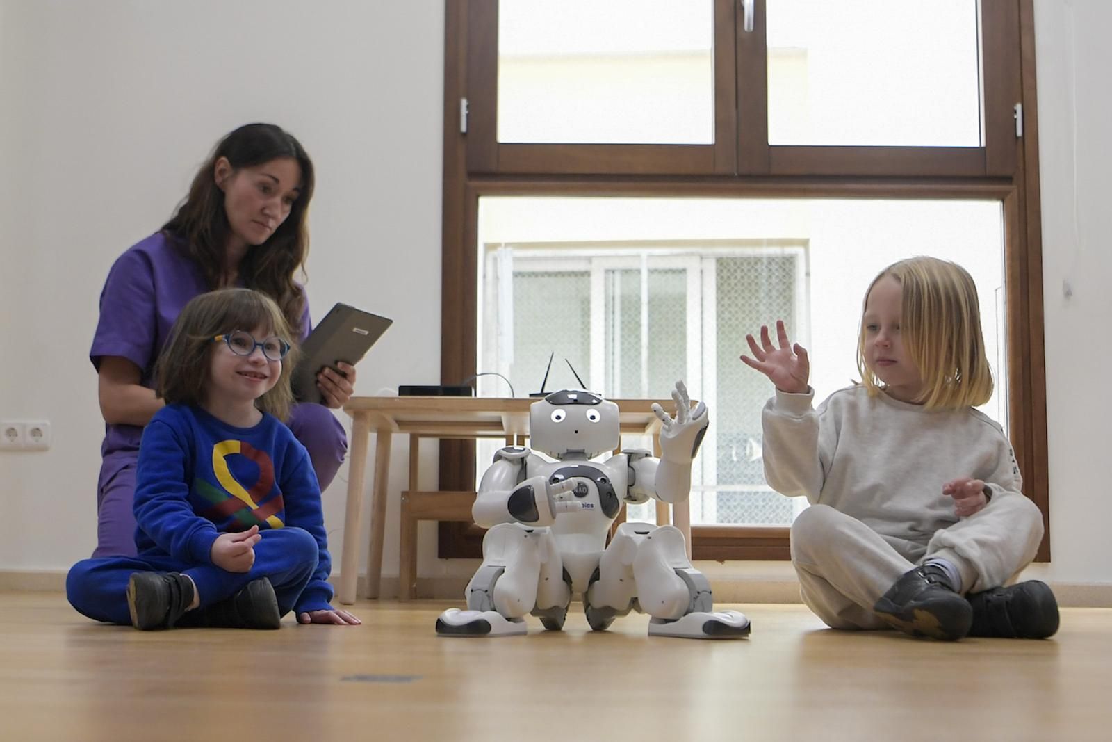 Un robot llamado Juande se convierte en terapeuta para niños con ...