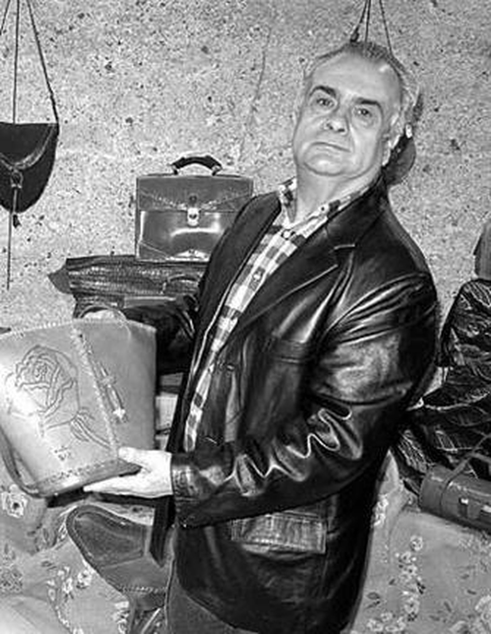 Ramón Magaña expone su artesanía en cuero en los Aljibes Árabes