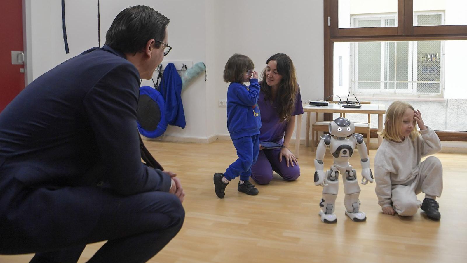 Un robot llamado Juande se convierte en terapeuta para niños con ...