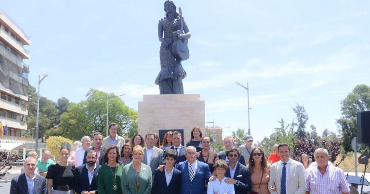 Huelva inaugura un monumento a Amparo Correa, la novia del fandango