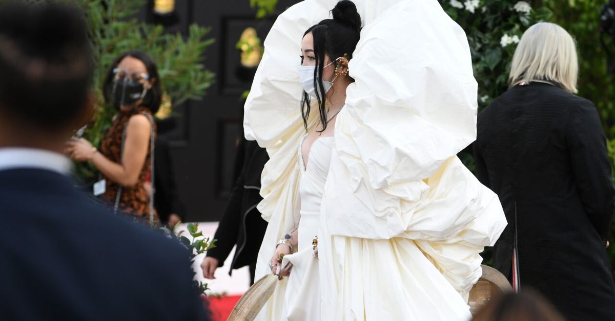 Los vestidos (más bien raros) de los Grammy 2021