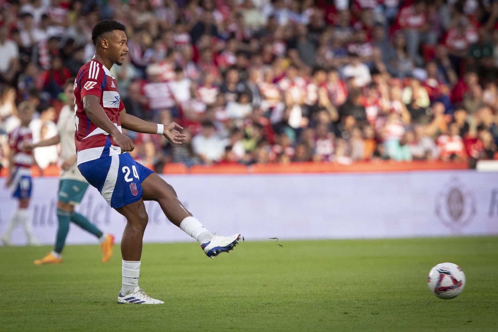 Loïc Williams: “Me quito el sombrero ante la afición del Granada CF”