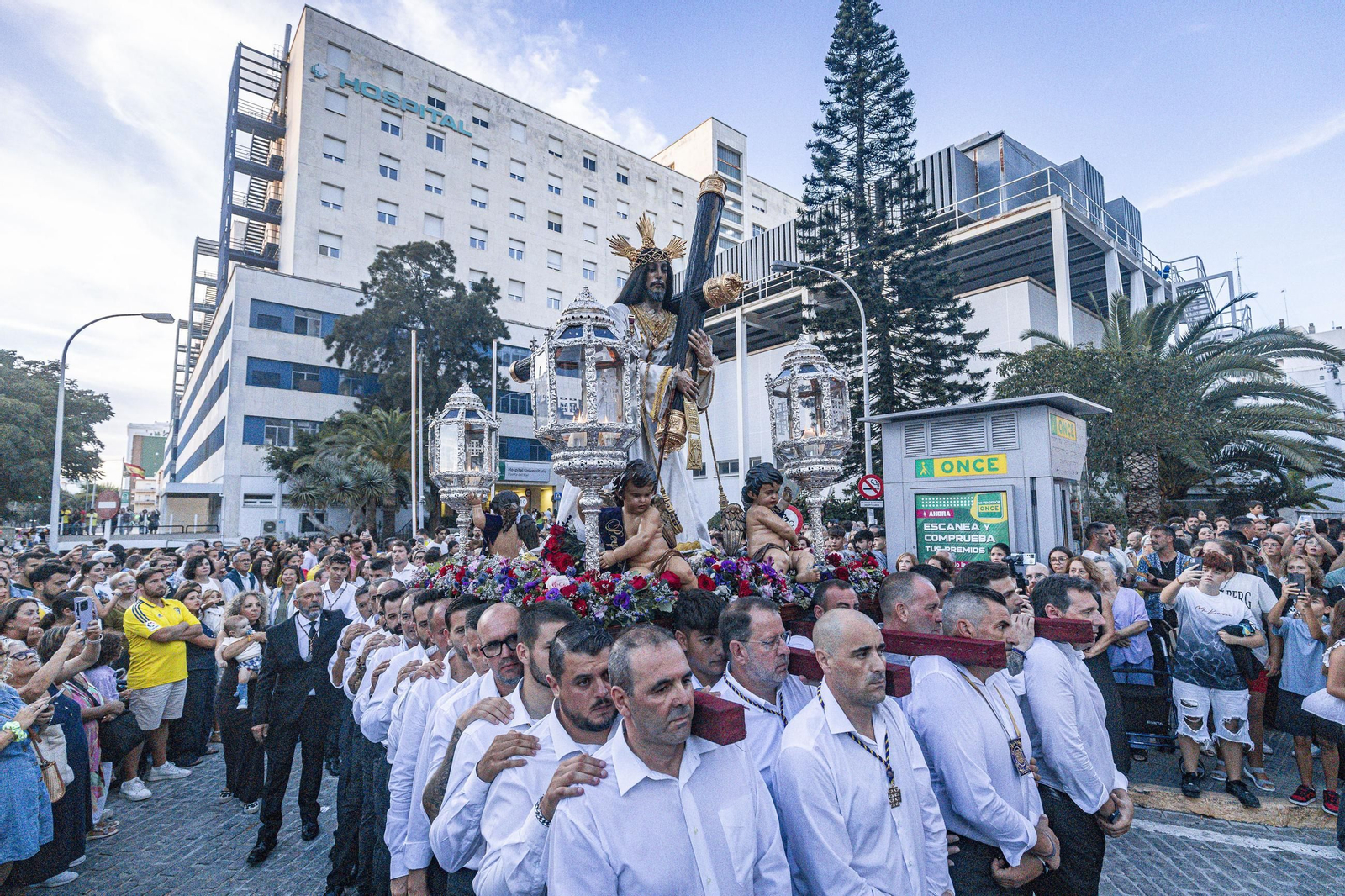 Las imágenes de la histórica visita del Nazareno de Santa María al hospital Puerta del Mar de Cádiz