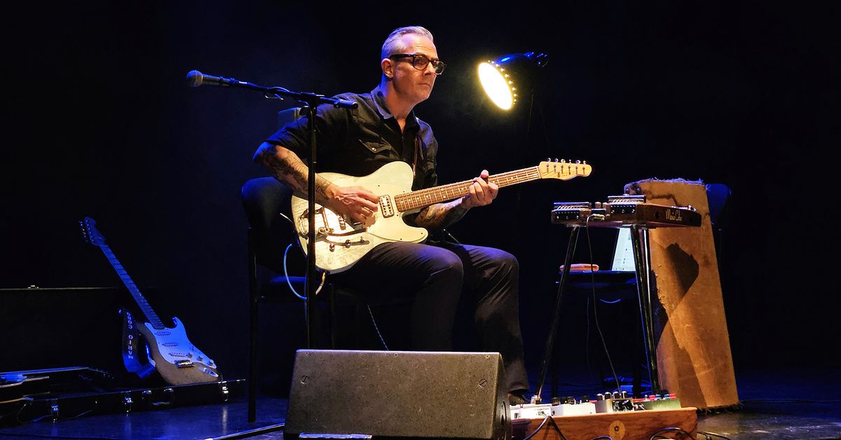 Mario Cobo contagia su devoción por el rock y el dominio de la guitarra