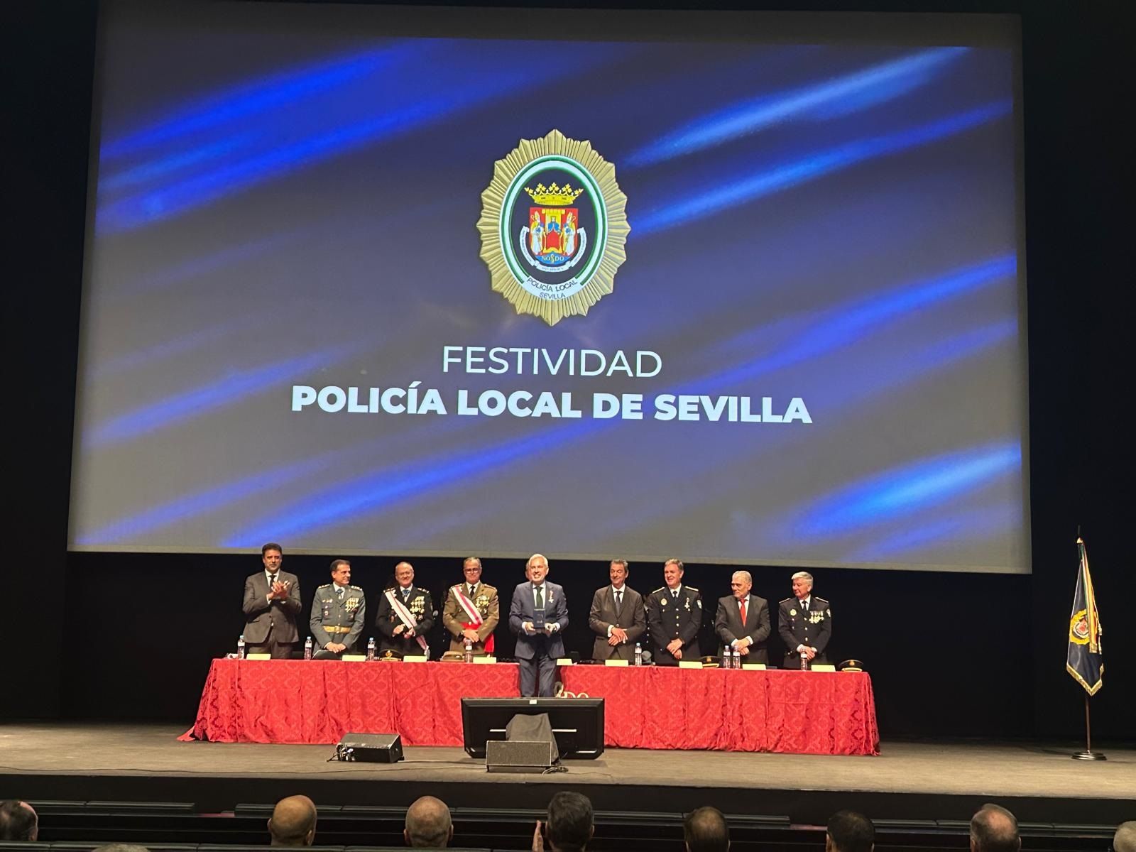 El director del 061 en Andalucía recibe la Cruz al Mérito de la Policía ...