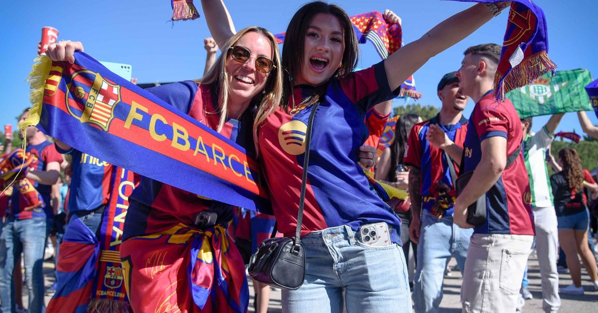 La pasión culé inunda la fan zone del Barça en la avenida Carlos III de ...