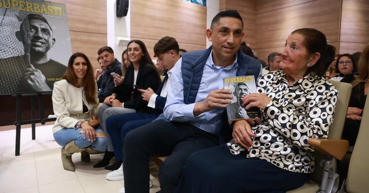 Basti: La presentación de su libro en La Rosaleda, en fotos