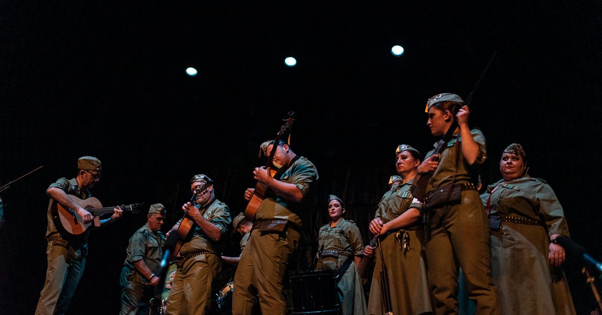 Imágenes de la actuación de la Comparsa "Las Intrépidas"