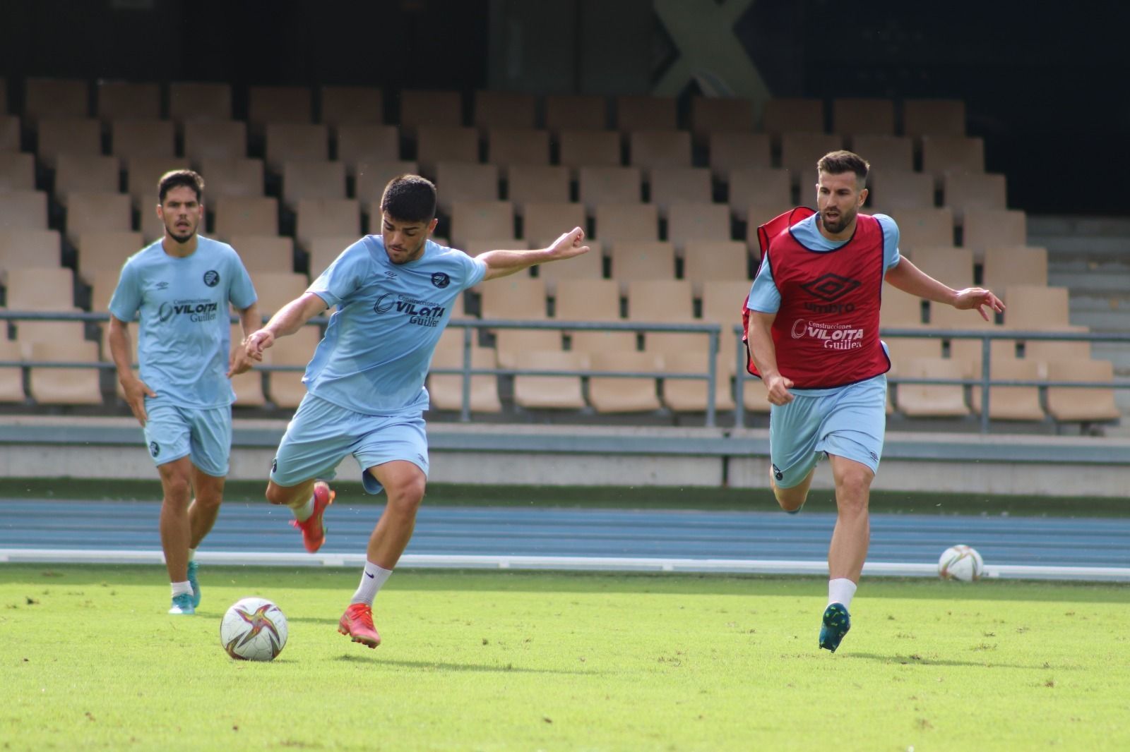 Xerez DFC: Bello se prueba en el entrenamiento del equipo en Chapín y ...