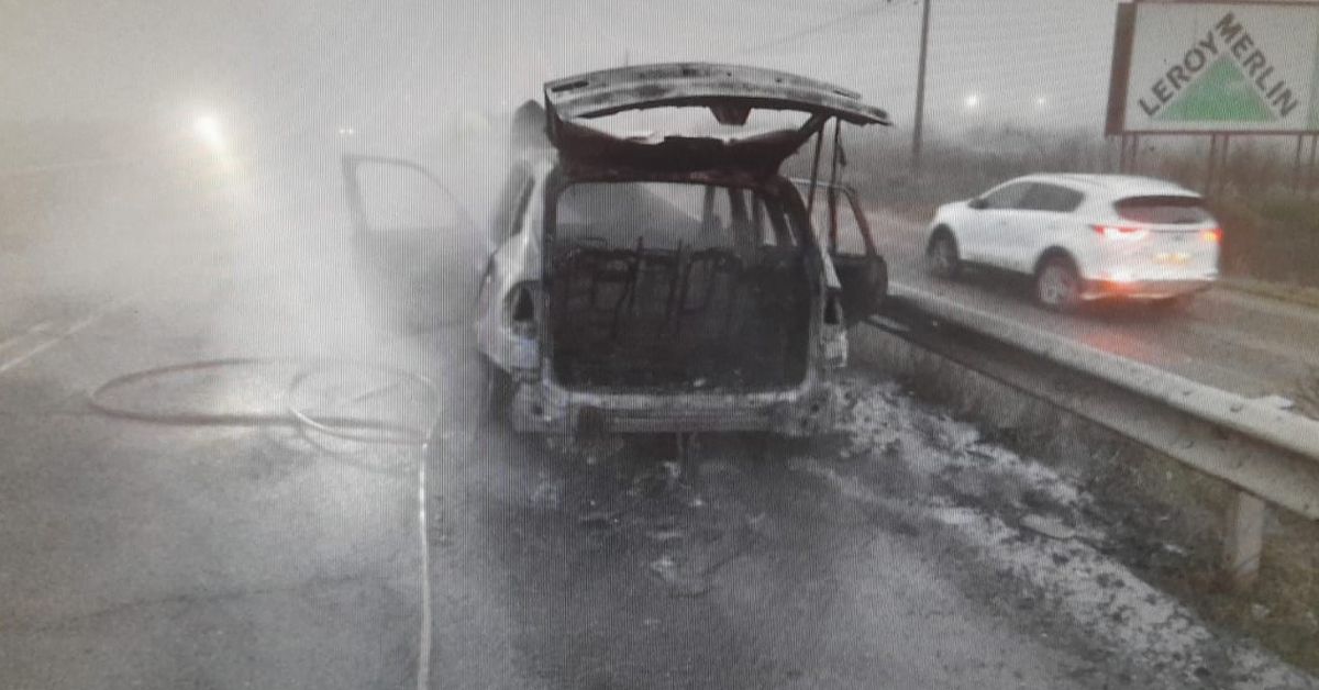 Los bomberos sofocan el incendio de un coche en plena carretera del ...