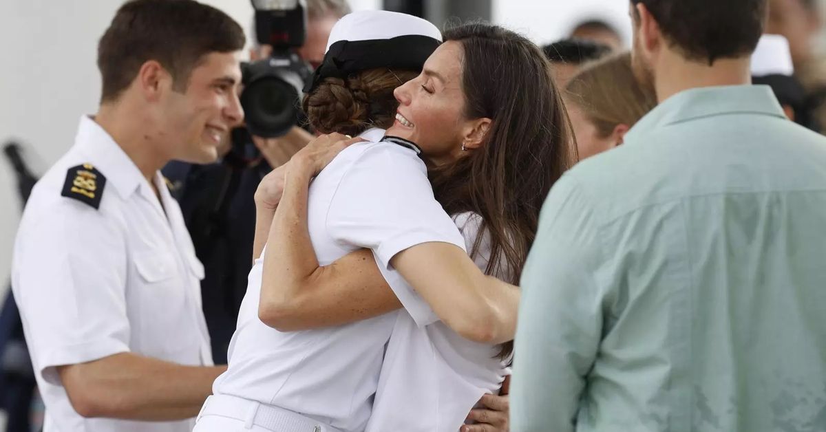El abrazo entre la Reina Letizia y la Princesa Leonor en la llegada del 'Elcano' a Panamá