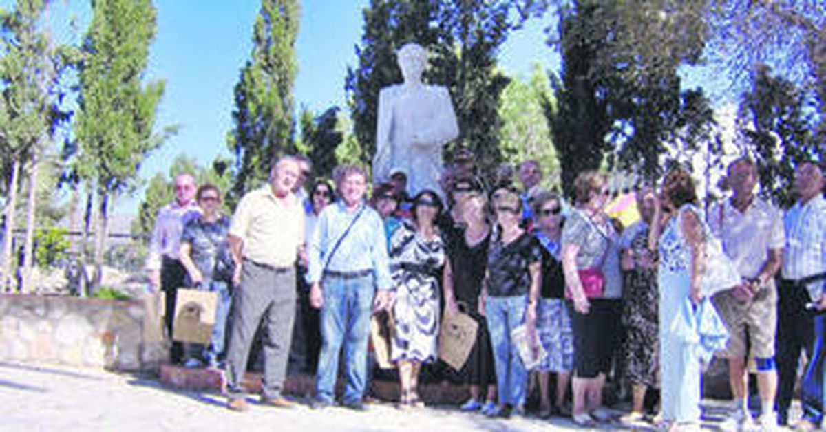 Los vecinos de 500 Viviendas conocen el museo Pedro Gilabert