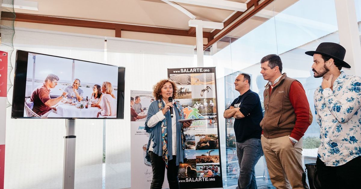 Flor de sal Alborear para apoyar desde Aponiente a la asociación Agamama