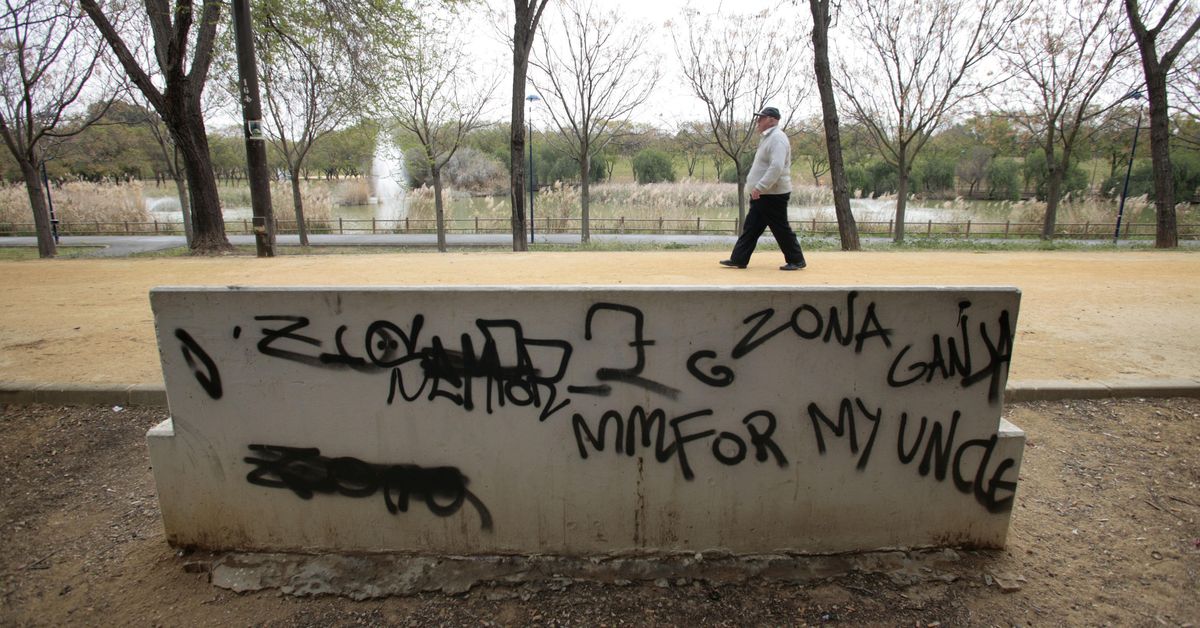 Tres detenidos después de hacer un pase de drogas en el Parque de ...