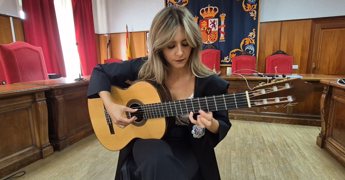Vídeo | Mabel Millán, fiscal en Cádiz y guitarrista clásica