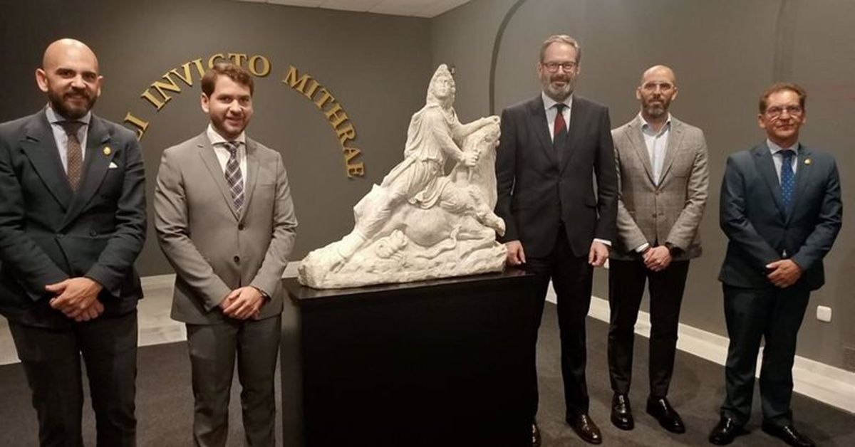 La escultura del dios Mihtra ya está en Cabra después de 70 años