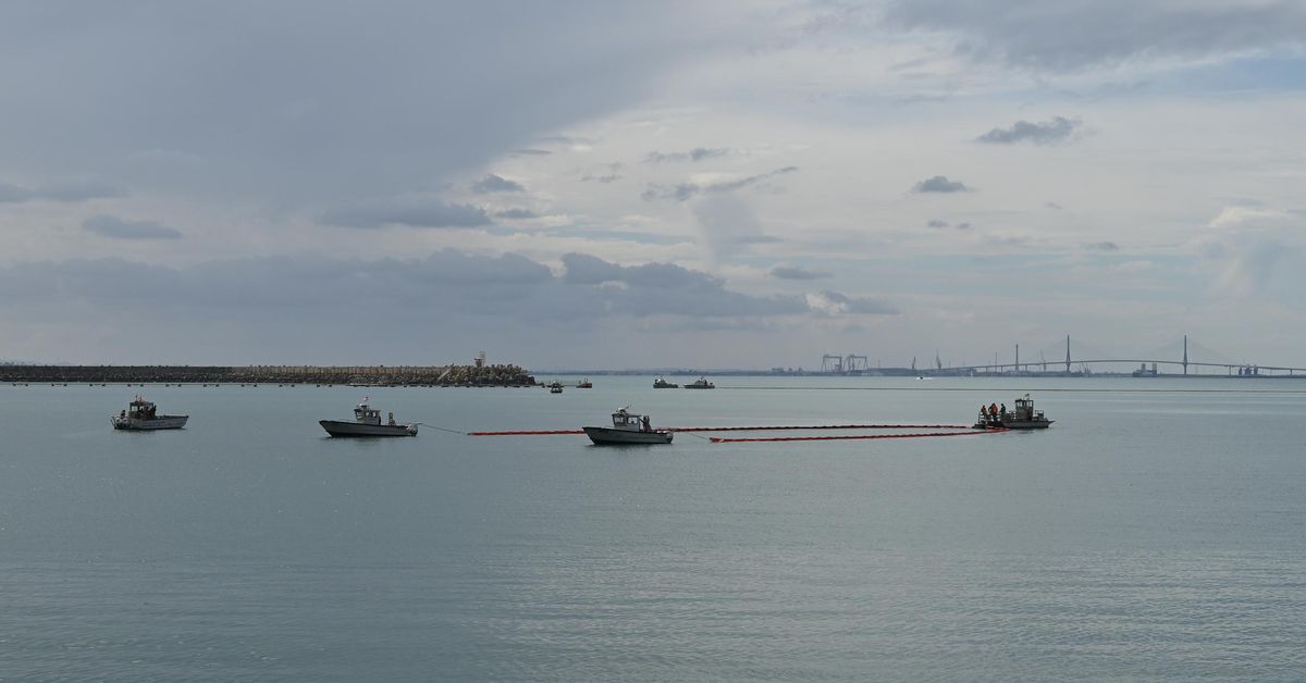 La Base de Rota se enfrenta a un vertido de hidrocaburos: así ha sido ...