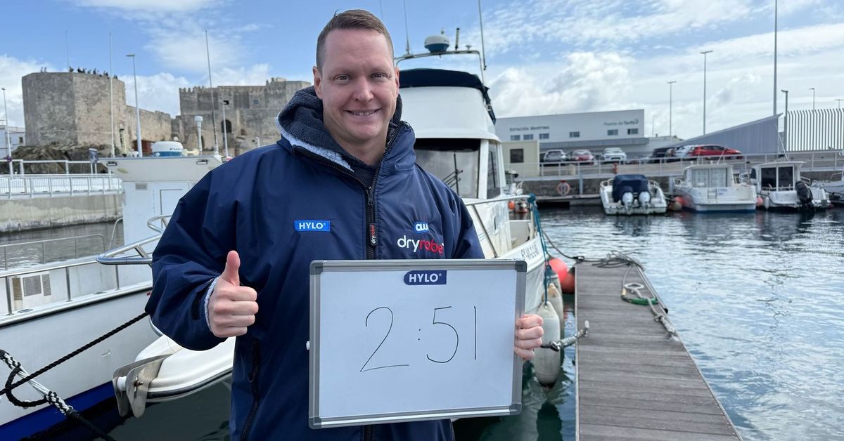 El olímpico alemán Andreas Waschburger cruza a nado el Estrecho de ...