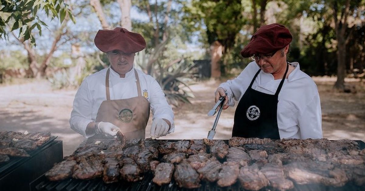 La ceremonia del asado de El Huaso de Carlos Martel que prenderá el Tío ...
