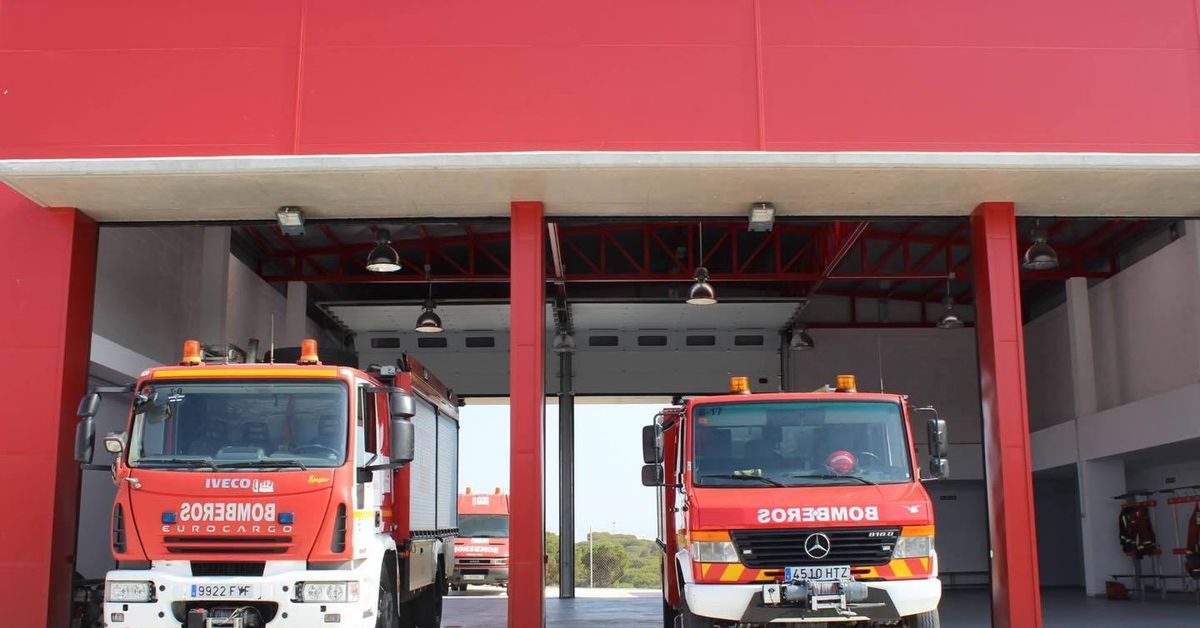 Los bomberos rescatan a dos hombres atrapados en sus vehículos por las lluvias en Ayamonte y ...